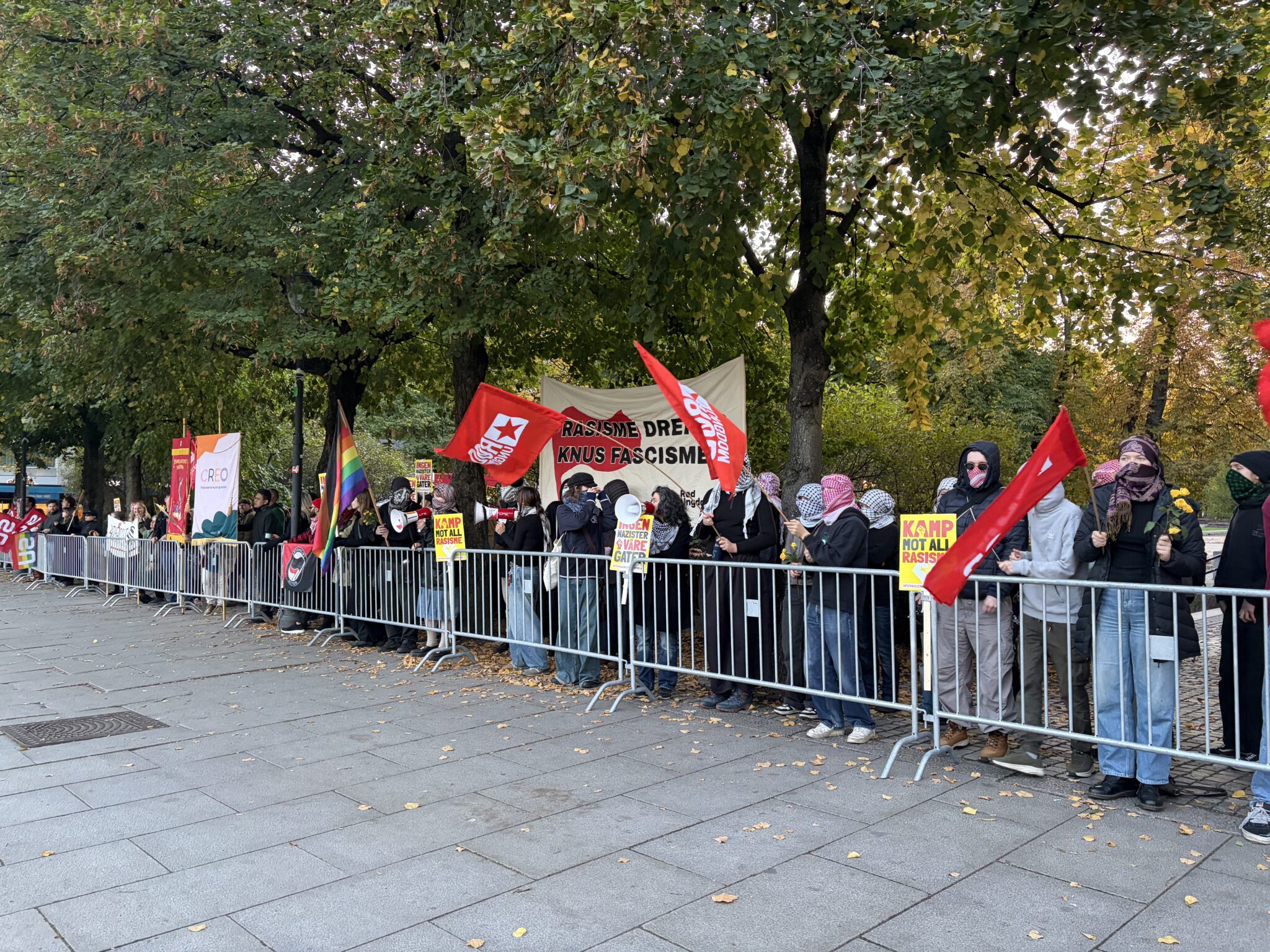 Åtte høyreekstreme foran Stortinget – og tre ganger så mange ...